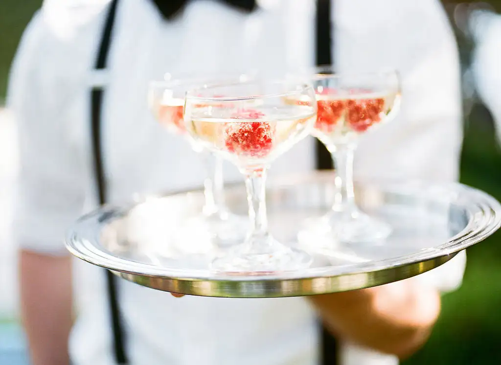What You Need to Know About a Pre-Wedding Cocktail Hour