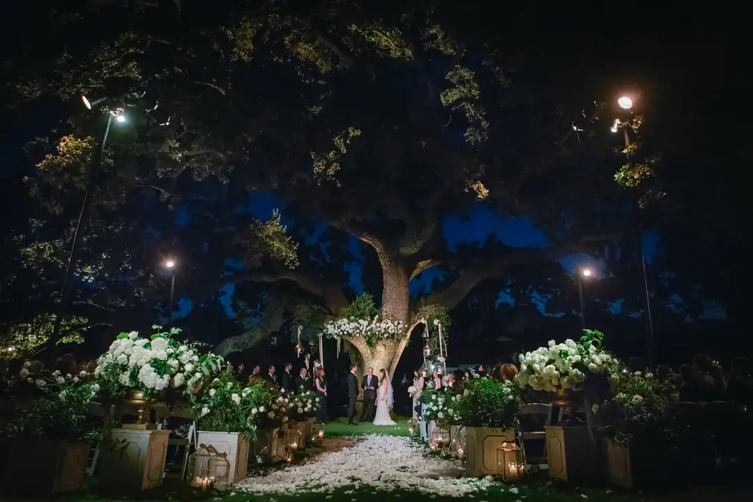 Beautiful Ways to Incorporate Mirrors Into Your Wedding Décor