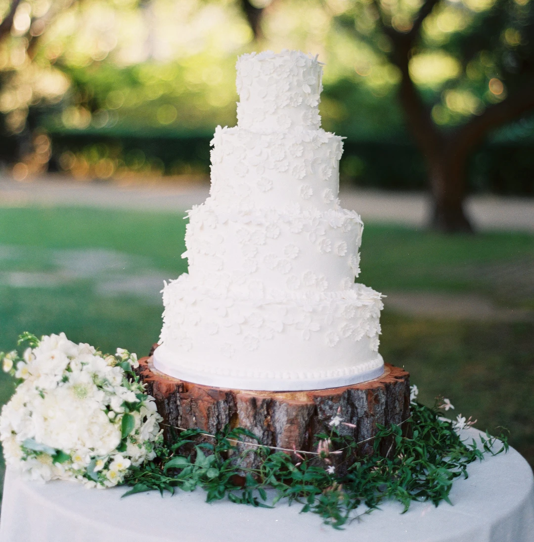 Be Inspired by Glamorous & Traditional White Wedding Cakes