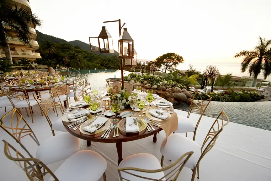 7 Dreamy Poolside Weddings to Inspire Your Summer Event