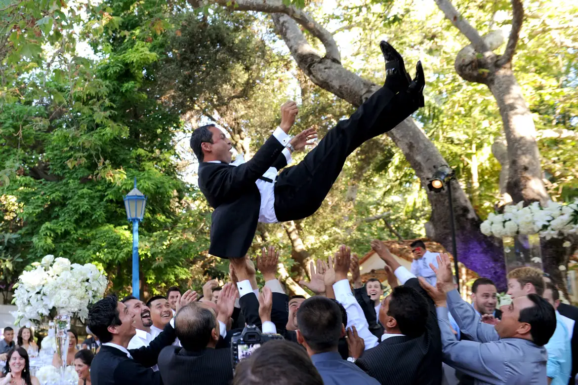 11 Photos That Prove Candid Shots Are the Best Wedding Photos