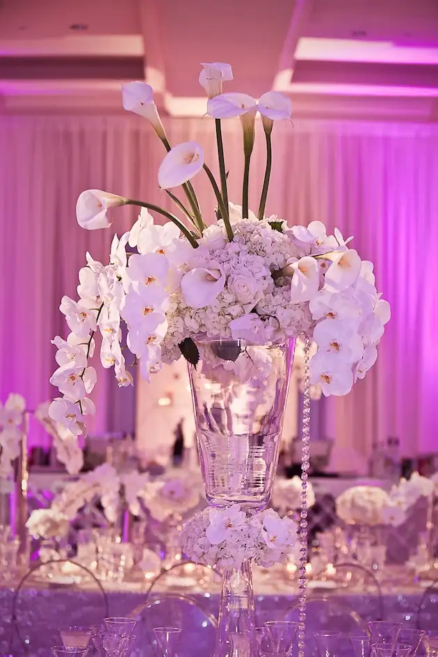 The Dramatic Look of All-White Centerpieces