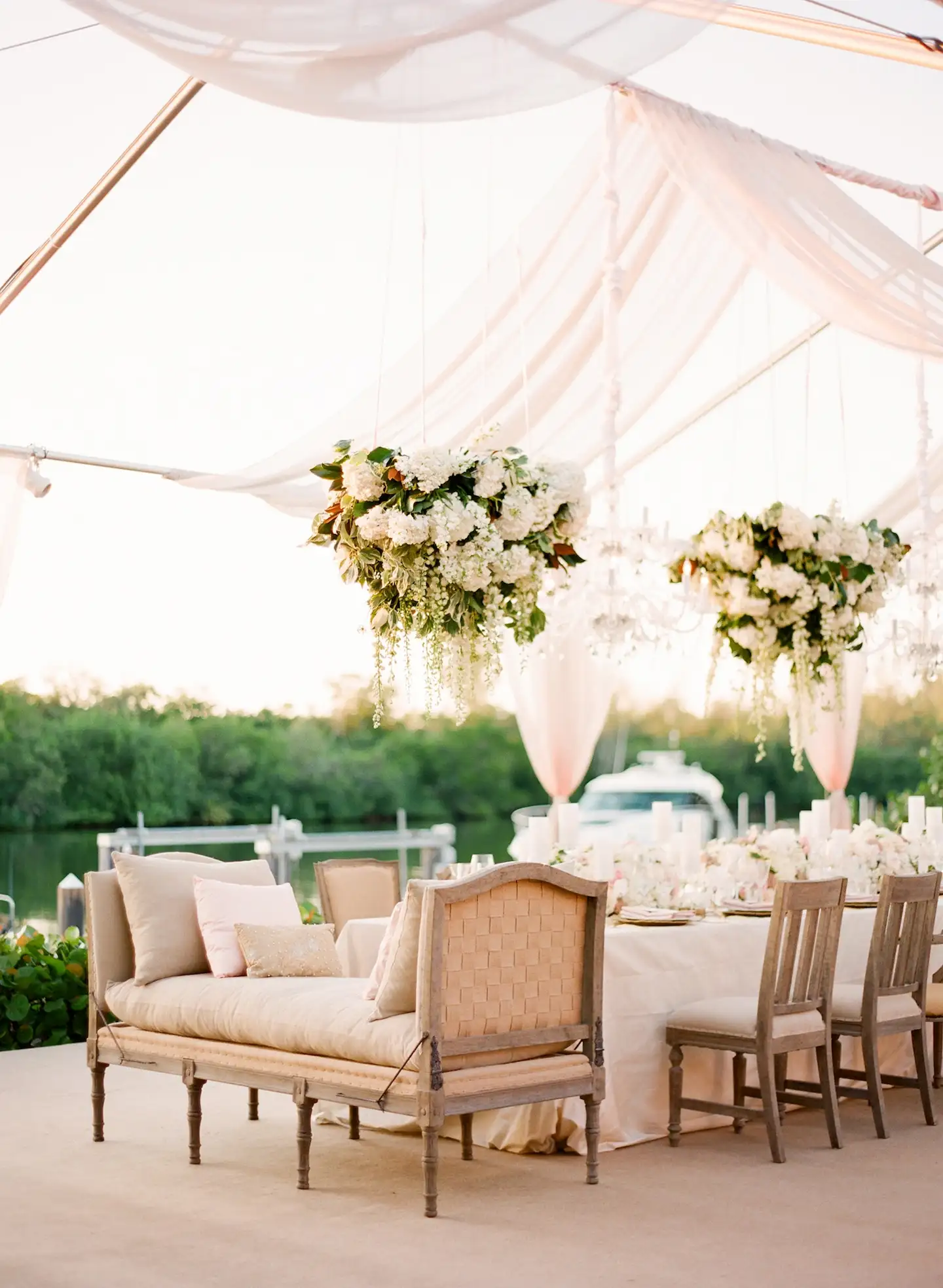 10 Chair Ideas to Add Glamour to Your Wedding