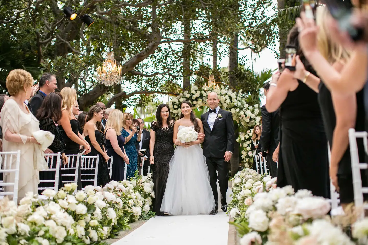 How to Choose the Processional Order of Bridesmaids + Groomsmen ...