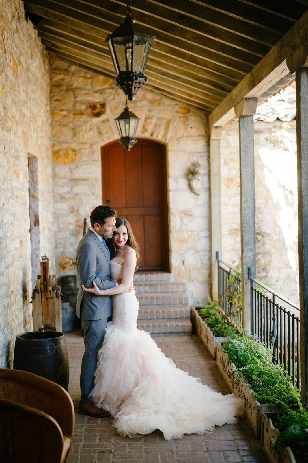 Modern Rustic Wedding Full of Flowers and Geometric Details - Inside ...
