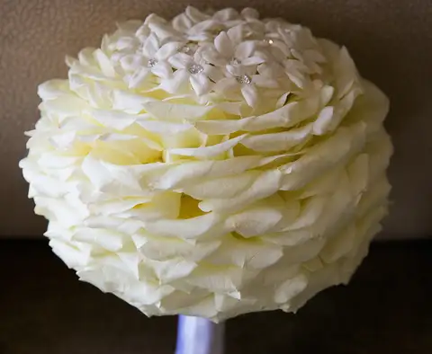 The Most Creative Way to Display Roses in Your Bouquet