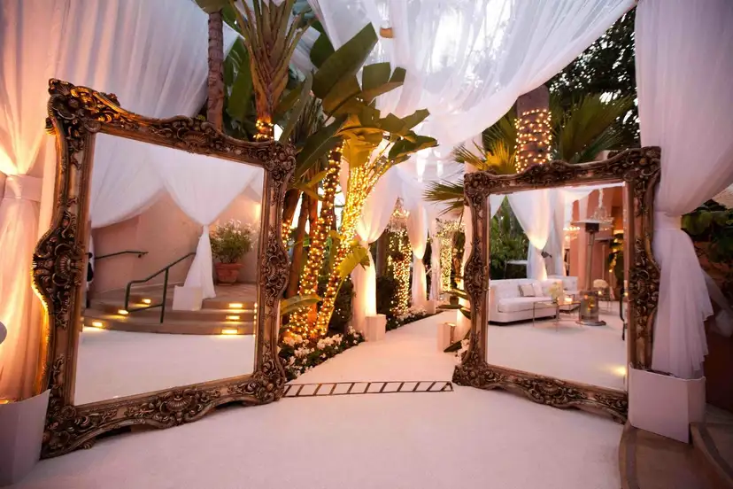 Beautiful Ways to Incorporate Mirrors Into Your Wedding Décor